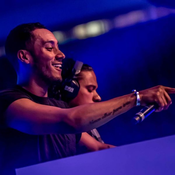 Artiesten boeken en inhuren bij Artiestenbureau.nl - Verder zoeken is ...